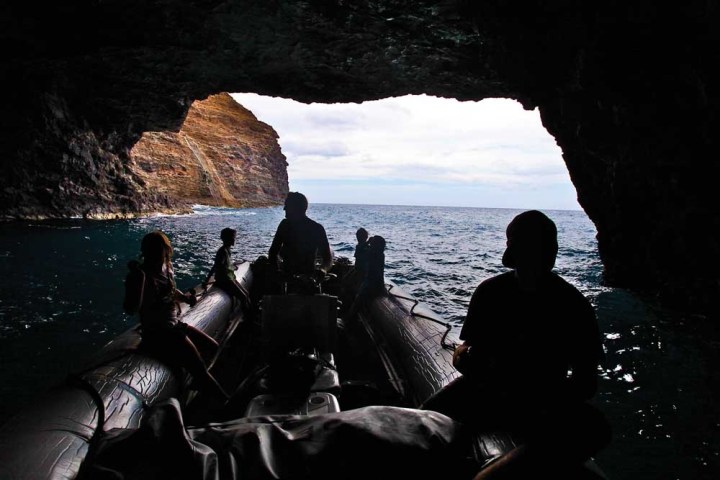 Sea Caves Raft Tours in Kauai | Nā Pali Riders